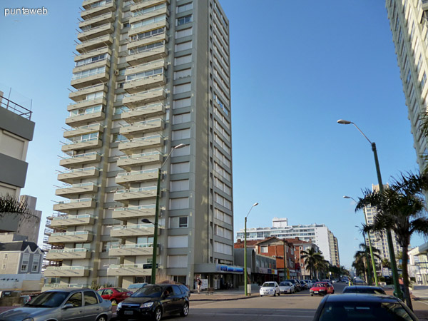 Edificio Monarca: nico Pent House sobre el Puerto de Punta del Este, sentir, ver, tocar el cielo ...